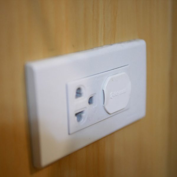 Outlet Plugs White อุปกรณ์อุดรูปลั๊กไฟ – Polymate | AromDee